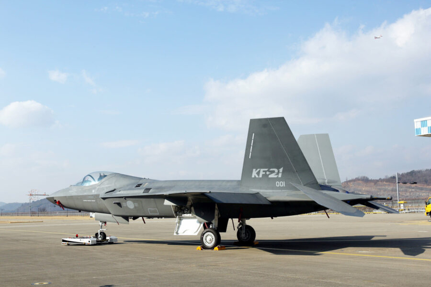 필리핀 "한국형 전투기 'KF-21' 도입 시 2027년 인도 요청"