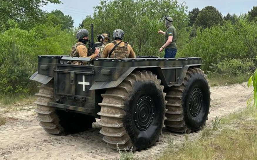 우크라이나 타하, 'HD현대인프라코어 개발' 디젤엔진 탑재 수륙양용차 출시