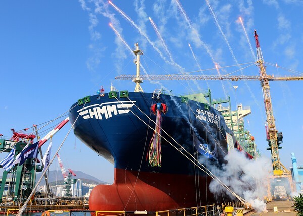 '한국 최초' LNG 컨선 HMM 스카이호, 첫 상용 STS 벙커링 운영 마무리